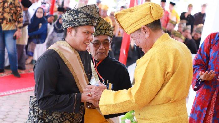 Berjasa Lestarikan Budaya Melayu, Wabup Sergai Adlin Tambunan Terima ...
