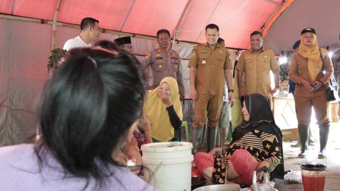 Tinjau Korban Banjir, Wabup Sergai Adlin Tegaskan Seluruh Posko Menyiagakan Tim Nakes dan Obat ...