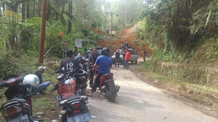 Akses Menuju Salib Kasih Siatas Barita Terputus, Material Tanah Timbun Jalanan Sepanjang 50 ...