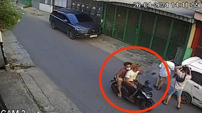 Pria di Medan Tembung Dijambret saat Turun dari Mobil, Aksi Pelaku Terekam CCTV - Tribun-medan.com