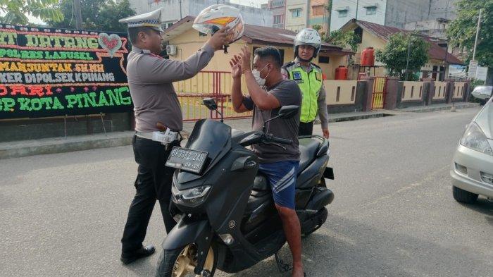 Sat Lantas Polres Labusel Edukasi Keselamatan Secara Humanis dan Bagi Helem Kepada Pengendara ...