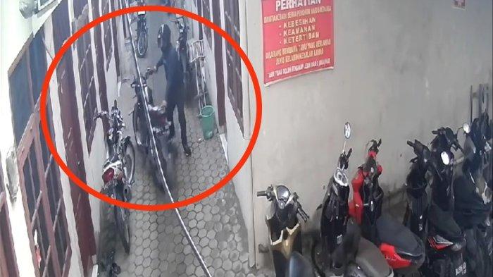 TEREKAM CCTV Maling Saat Satroni Kos-kosan, Satu Unit Sepeda Motor Raib ...
