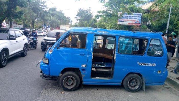 Angkot Terbalik setelah Tertabrak Mobil Innova yang Sedang Putar Arah ...