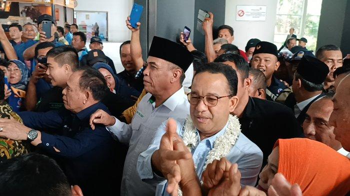 Ribuan Relawan Nyanyikan Lagu Ini Saat Sambut Anies Baswedan yang Tiba di Medan - Tribun-medan.com