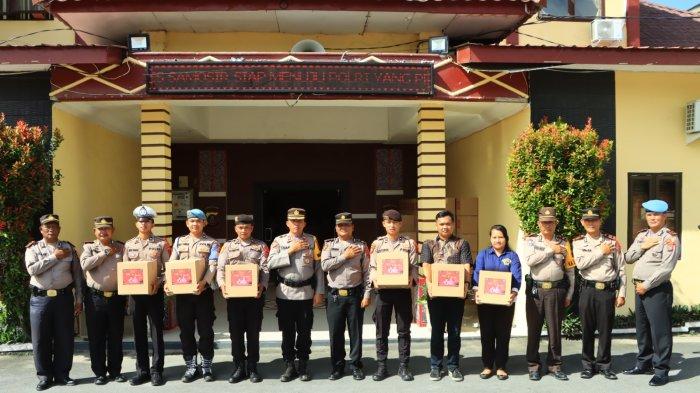 Ditengah Kesibukan Melayani, Personel Polres Samosir dapat Bingkisan dari Kapolres - Tribun ...