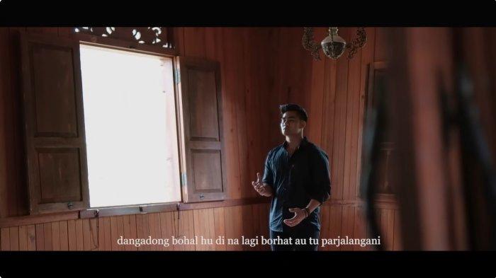 Arti dan Lirik Lagu Batak Na Pinaborhat Ni Hapogoson Dipopulerkan oleh Jen Manurung - Tribun ...