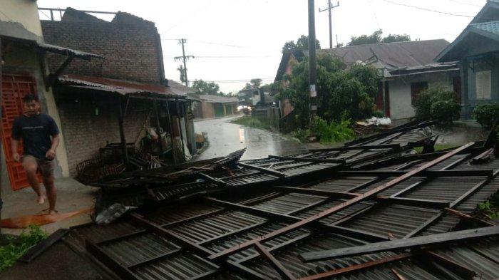Hujan Deras dan Angin Kencang Terjadi di Sergai, Puluhan Atap Rumah Warga Beterbangan - Tribun ...