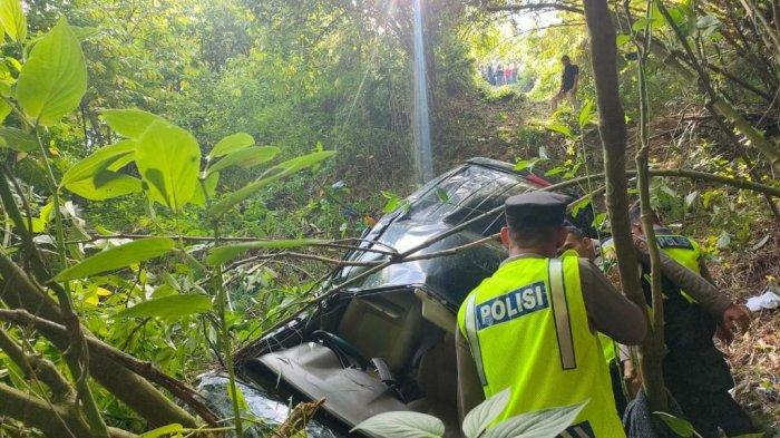 Mobil Avanza Masuk Jurang di Jalan Menuju Toba, Seorang Balita Tewas, 7 ...