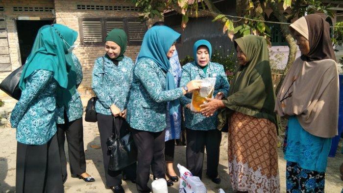 Jelang Ramadhan, PKK Langkat Bagikan Paket Sembako ke Kaum Dhuafa di Empat Kecamatan - Tribun ...