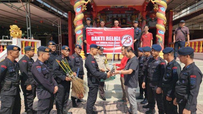 Sat Brimob Polda Sumut Bakti Religi Pembersihan Rumah Ibadah dalam Rangka HUT Bhayangkara ke-78 ...