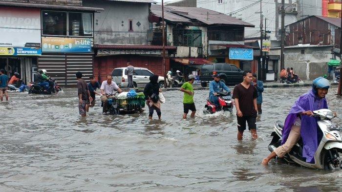Kawasan Simpang Kantor Dilanda Banjir Setinggi Lutut, Diduga Akibat ...