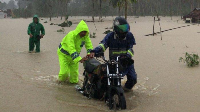 Banjir Melanda, Personil Satlantas Polres Nisel Turun ke Lokasi Bencana - Tribun-medan.com