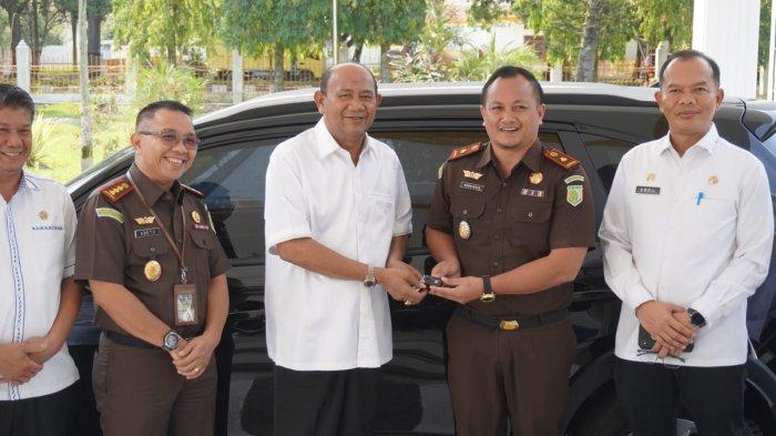 Plt Bupati Langkat Syah Afandin Serahkan Satu Unit Mobil Operasional ...