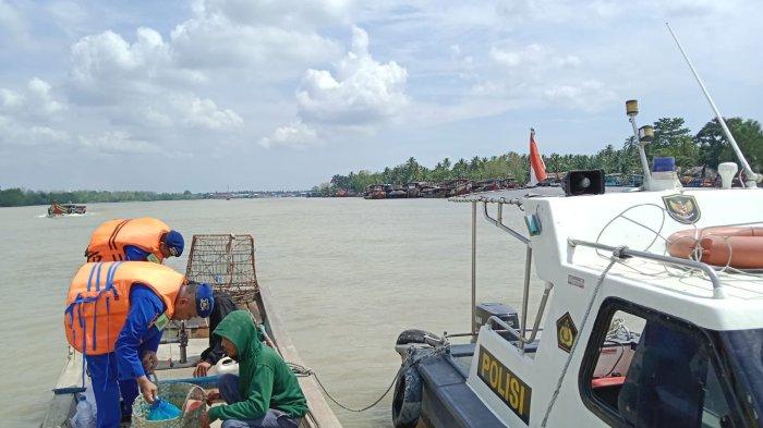 Tim Patroli Perairan Sat Polairud Polres Tanjung Balai Periksa Kapal Mencurigakan - Tribun-medan.com