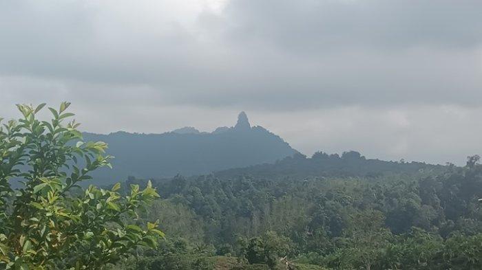 Keindahan Batumanumpak, Gunung Batu yang Menyerupai Pura di Kecamatan ...