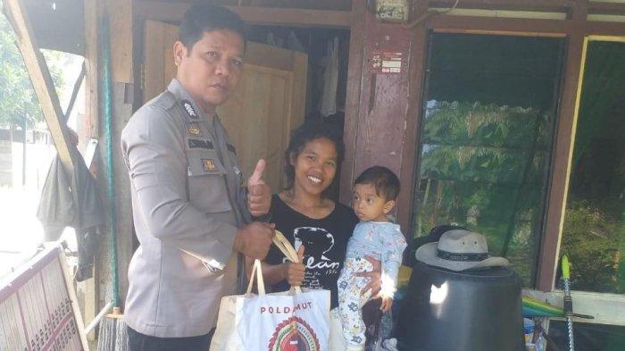 Peduli Warga Kurang Mampu Bhabinkamtibmas Polres Simalungun Beri Pemulung Sembako - Tribun-medan.com