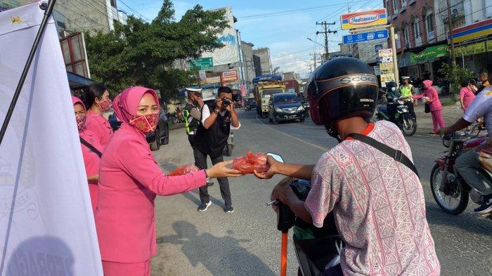 Berkah Ramadan, Bhayangkari Polres Sergai Bagikan Takjil Gratis ke Pengguna Jalan - Tribun-medan.com