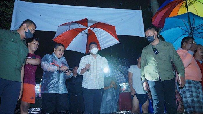 Pastikan Warga Aman dan Terlayani dengan Baik, Bobby Nasution Terobos Banjir Menteng - Tribun ...