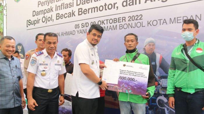 Pemko Medan Serahkan Bantuan Sosial Kepada 17.229 Pengemudi Ojol, Becak ...