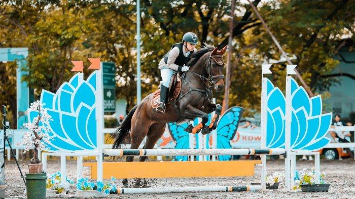 Sempat Terjatuh, Atlet Berkuda Brandon Toa Sabet 3 Juara 1 di Surabaya Jumping Master Final ...