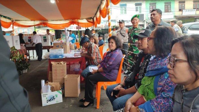 Begini Penampilan Bupati Karo Cory Sebayang saat Mencoblos, Sabar Antre ...
