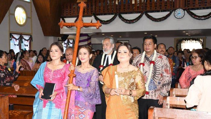 Natal Hari ke-2, Bupati Samosir Resmikan Gereja Bolon dan Sopo Bolon ...