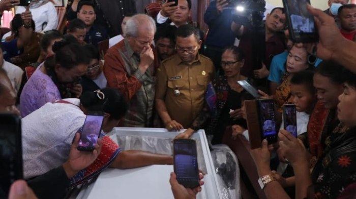 Selamat Jalan Arist Merdeka Sirait, Bupati Toba Poltak Sitorus: Kami ...