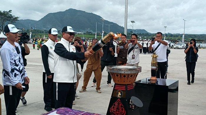 Kirab Obor PON XXI Tiba Toba, Bupati Poltak Sitorus: Ini Peristiwa ...