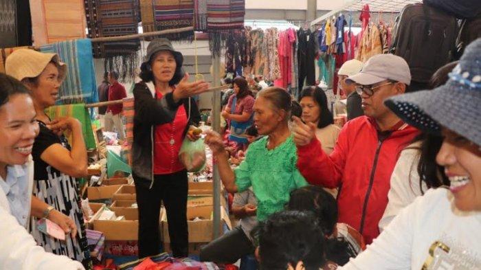 Bupati Toba Poltak Sitorus Saksikan Serunya Berbelanja di Pasar ...