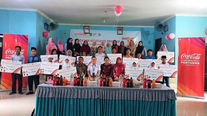 CCEP Indonesia bersama Pemerintah Kelurahan Besar Beri Beasiswa Pendidikan untuk Anak Kurang ...