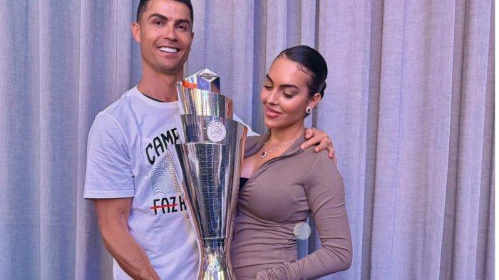 Cristiano Ronaldo Foto Bareng Trofi Baru dengan Kekasihnya, Ada Saatnya ...