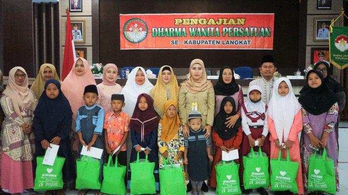 Dharma Wanita Persatuan Langkat Gelar Pengajian Serta Pembagian Sembako ...