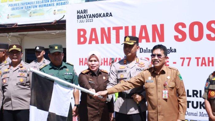 Kapolres Tapsel Lepas 1.500 Paket Bansos untuk Masyarakat Sambut HUT Ke-77 Bhayangkara - Tribun ...