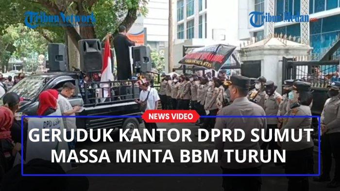 Tolak Kenaikan BBM, Aliansi Satu Betor dan Aktivis Sumut Geruduk Kantor DPRD Sumut - Tribun ...