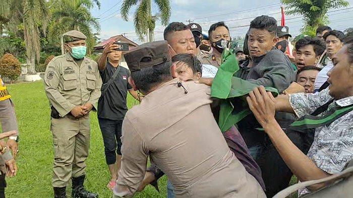 Aksi Tolak Kenaikan Harga BBM di DPRD Asahan Ricuh, Oknum Berpakaian ...