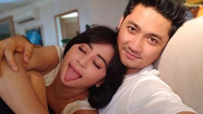 Tiba-tiba Pamer Testpack Dua Garis, Dewi Perssik Hamil Anak Angga ... Tiba-tiba Pamer Testpack Dua Garis, Dewi Perssik Hamil Anak Angga ...
