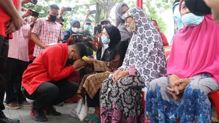 Menunduk saat Menyalami Ibu-ibu, Bobby Nasution Perlihatkan Rasa Hormat ...