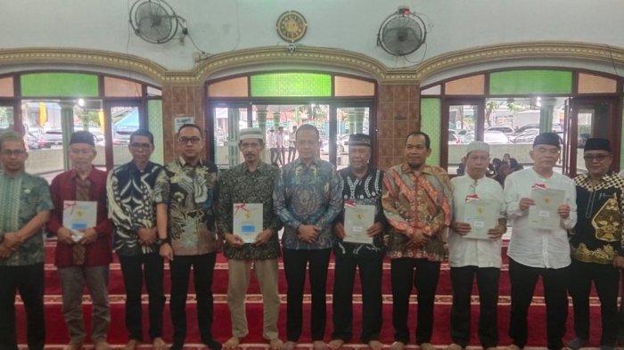 Dirjen PHPT Kementerian ART/BPN Serahkan Sertifikat Tanah Wakaf Rumah Ibadah dan TPU di Sumut ...
