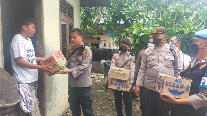 Ringankan Beban Warga Terdampak Banjir, Kapolsek Patumbak Salurkan Sembako Door to Door - Tribun ...