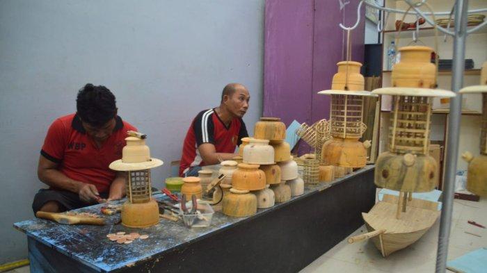 KAYU Menjelma Lampu, Petromax Kayu Estetik Karya Warga Binaan Lapas ... KAYU Menjelma Lampu, Petromax Kayu Estetik Karya Warga Binaan Lapas ...