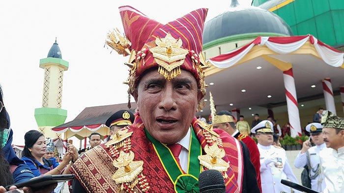 Pimpin Upacara HUT RI ke-78, Gubernur Edy Rahmayadi Kenakan Uis Gara ...
