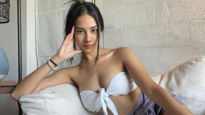 Potret Seksi Anya Geraldine Pakai Bikini Warna Putih di Sofa, Netizen: Pak Ustad Liat ini ...