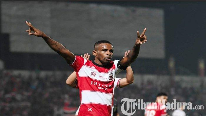 BURSA TRANSFER: Greg Nwokolo Kembali Perkuat Arema FC, Digaet Jelang Batas Akhir Pendaftaran ...