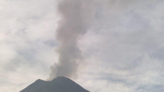 Gunung Sinabung Keluarkan Asap Tebal Bikin Warga Panik, Pos Pengamatan ...