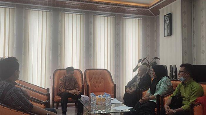 Ribuan Guru Honorer Kini Kehilangan Pekerjaan, FGTT Mengadukan Nasib ... Ribuan Guru Honorer Kini Kehilangan Pekerjaan, FGTT Mengadukan Nasib ...