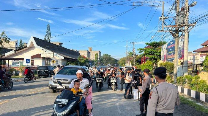 Polres Tanjungbalai dan HIMPIPSOS Bagi Takjik ke Pengendara - Tribun ...