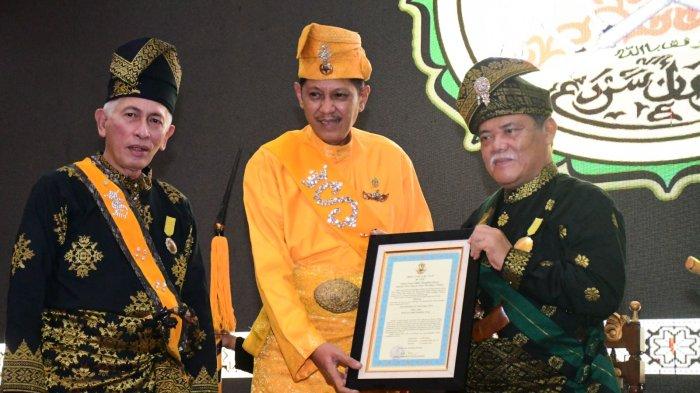 Bupati Dapat Gelar Datuk Sri Utama Paramudya Diraja dari Kesultanan ...