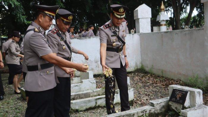 Sambut Hari Bhayangkara Ke-78 Wakapolres Langkat Pimpin Upacara Ziarah Makam Pahlawan - Tribun ...