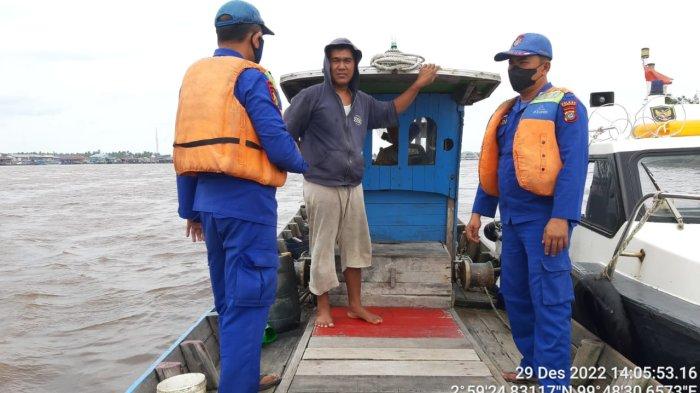 Tim Patroli Sat Polair Polres Tanjung Balai Ingatkan Nakhoda Kapal Lengkapi Dokumen Kapalnya ...