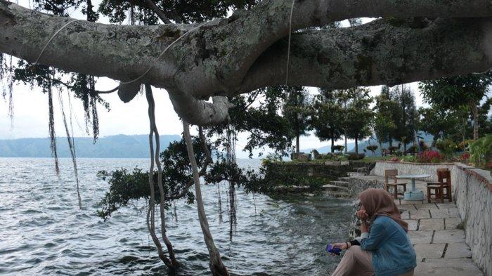 Menikmati Indahnya Pemandangan Tuk Tuk di Pulau Samosir dari Sibigo ...